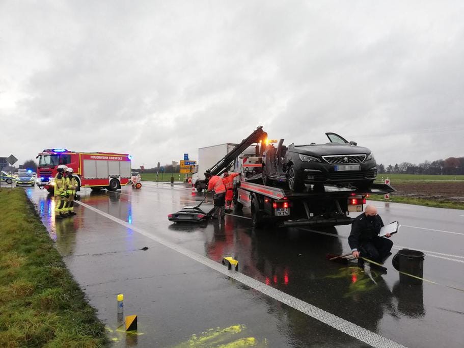 Unfall mit zwei Verletzten auf der B 474 - Feuerwehr Coesfeld
